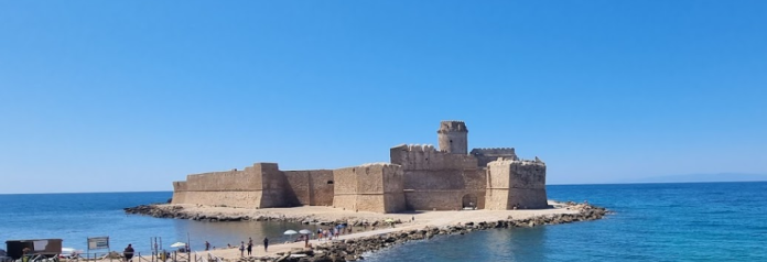 Le Castella: la spiaggia e il castello sul mare - Terredimare.it il ...